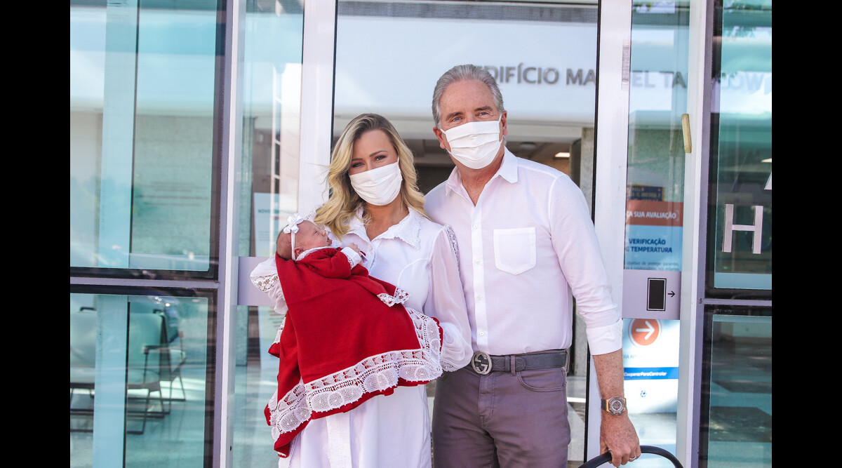 Foto: Ana Paula Siebert posou com a filha, Vicky, e o marido, Roberto ...