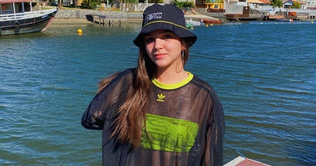 Mel Maia usa biquíni neon e vestido com transparência em look trendy ...