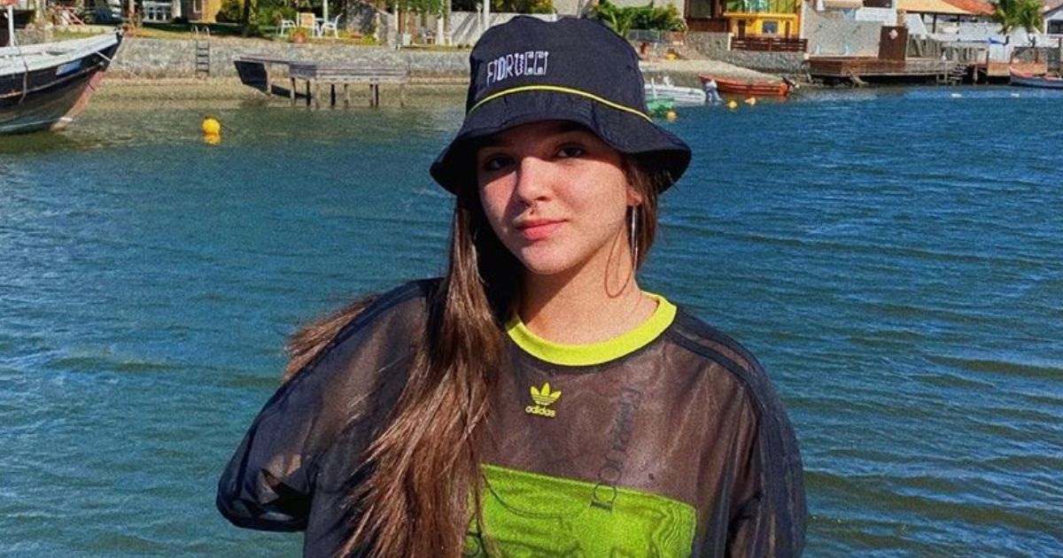 Mel Maia combina biquíni neon com vestido com transparência. Confira o ...
