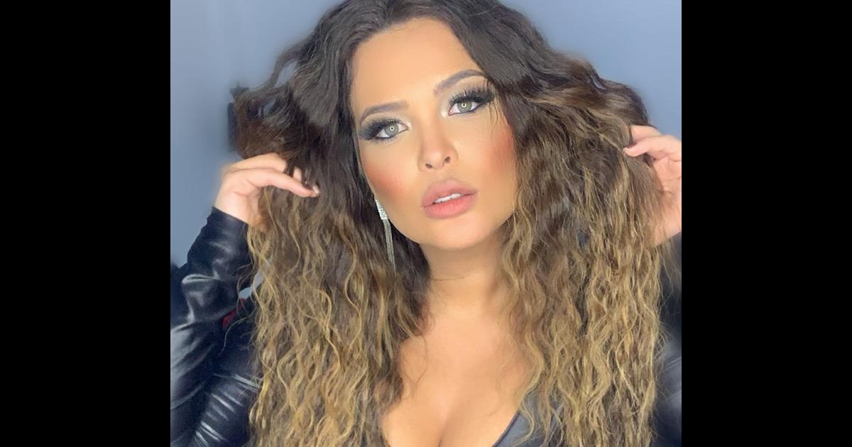 Geisy Arruda usa cabelo ondulado em lançamento de livro - Purepeople