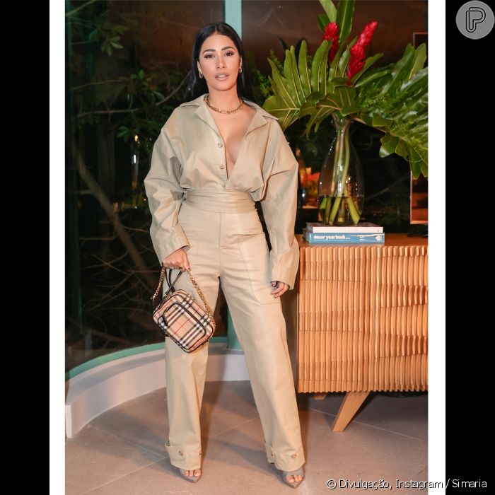 Simaria deixa parte dos seios à mostra em decote - Purepeople