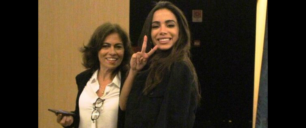 Foto: Anitta e a mãe moravam juntas em mansão no Rio de Janeiro ...