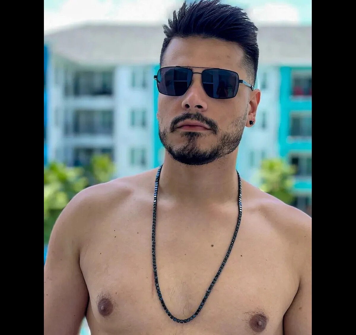 Foto: Tony Assef exibe a joia que ganhou de Gusttavo Lima em show e ...