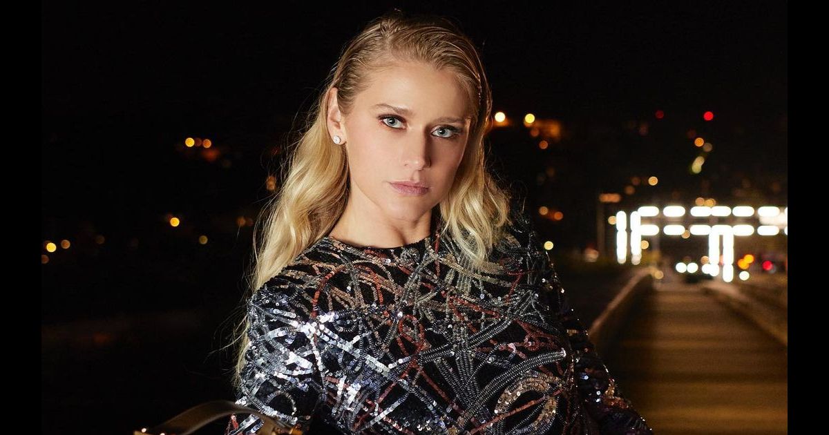 Celina Locks usa vestido mini com brilho para desfile da Balmain ...