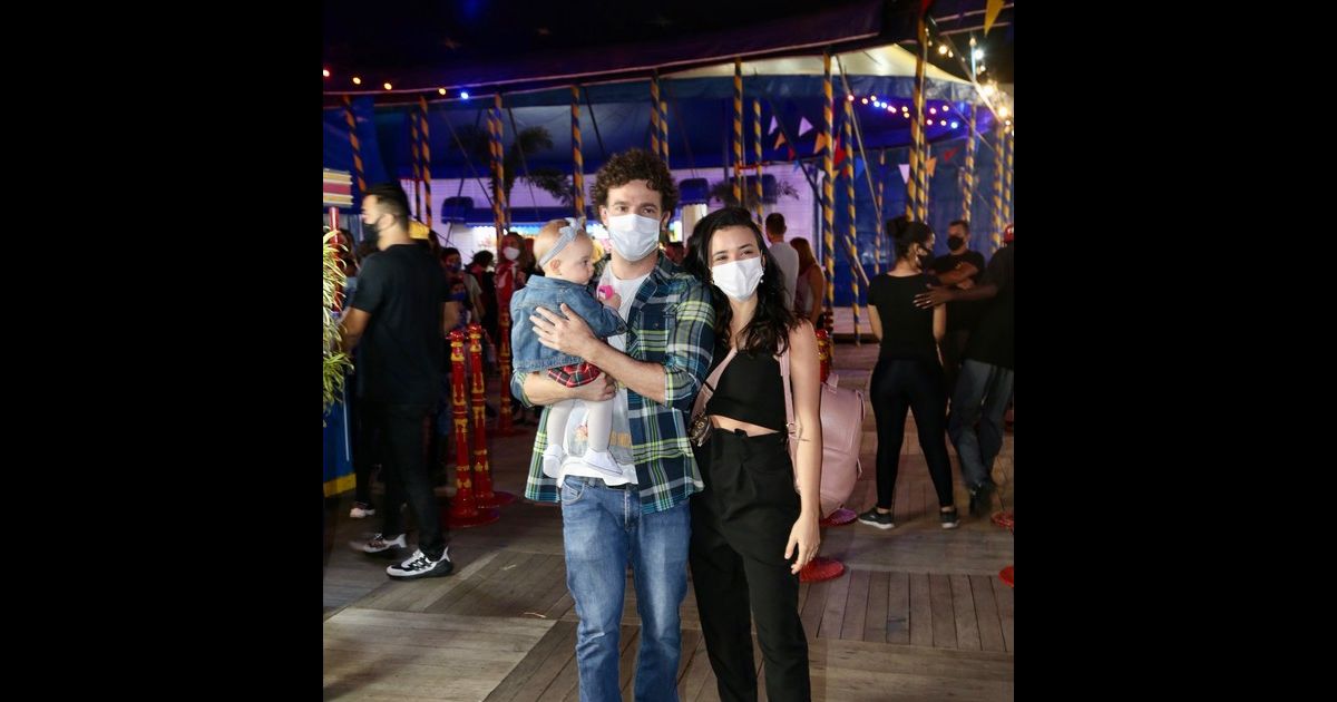 Talita Younan e João Gomez levaram a filha ao circo - Purepeople Talita Younan e João Gomez levaram a filha ao circo - Purepeople