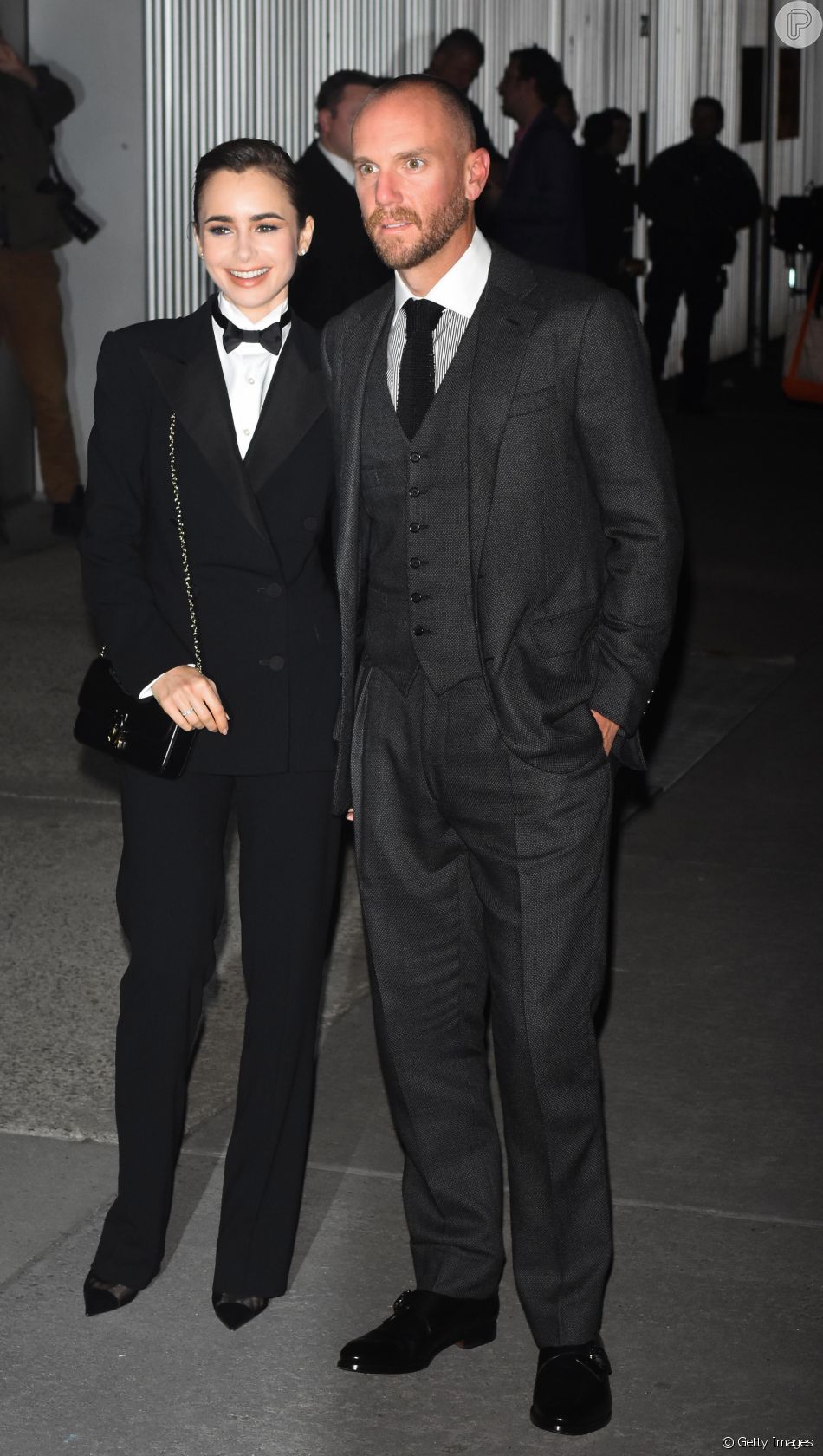 Smoking feminino: Lilly Collins alia look incomum a penteado elegante. Fotos!: fotos - Purepeople