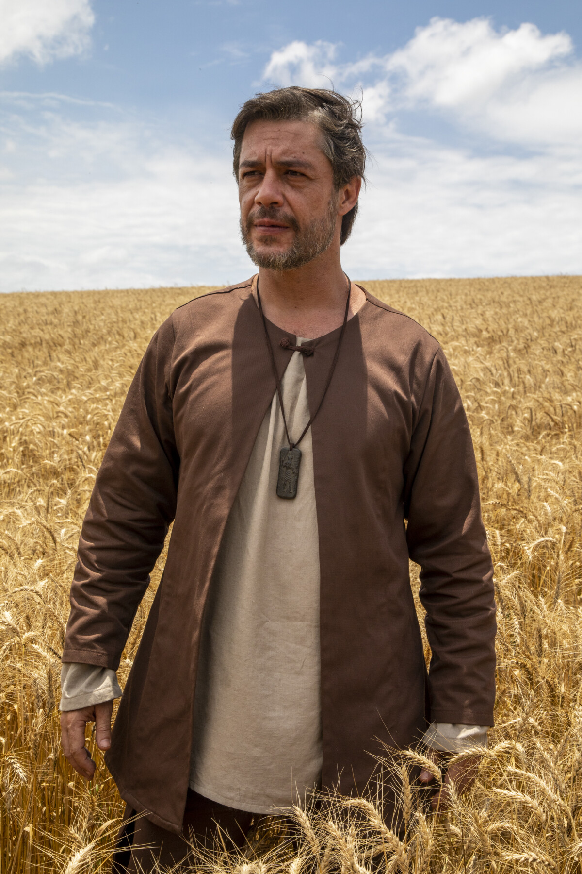 Foto: Eliúde (Igor Cotrim) é punido com outros pecadores, no capítulo de sexta-feira, 8 de abril ...