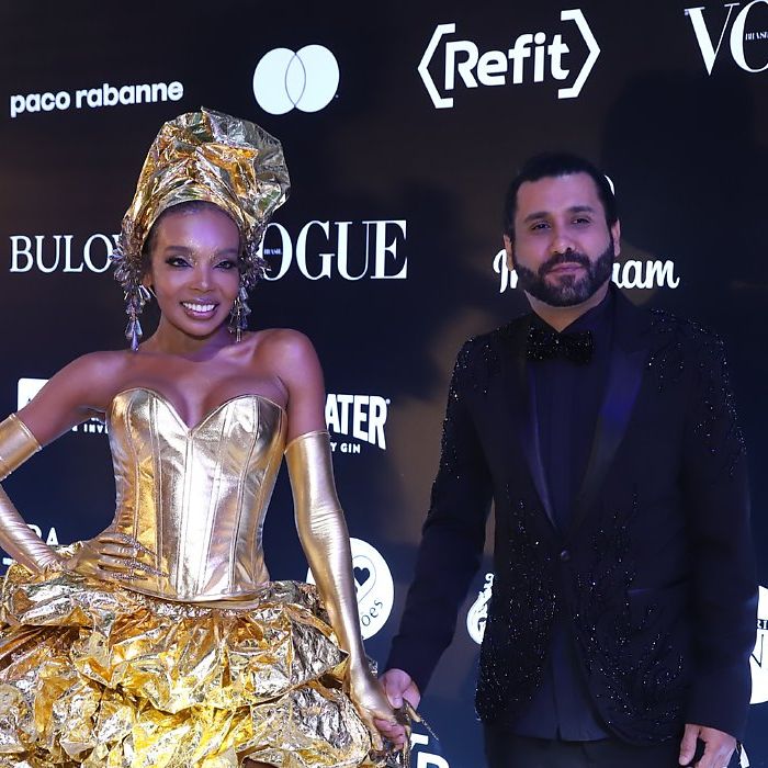 Thelminha Assis chega com o marido com um look todo dourado para Baile ...