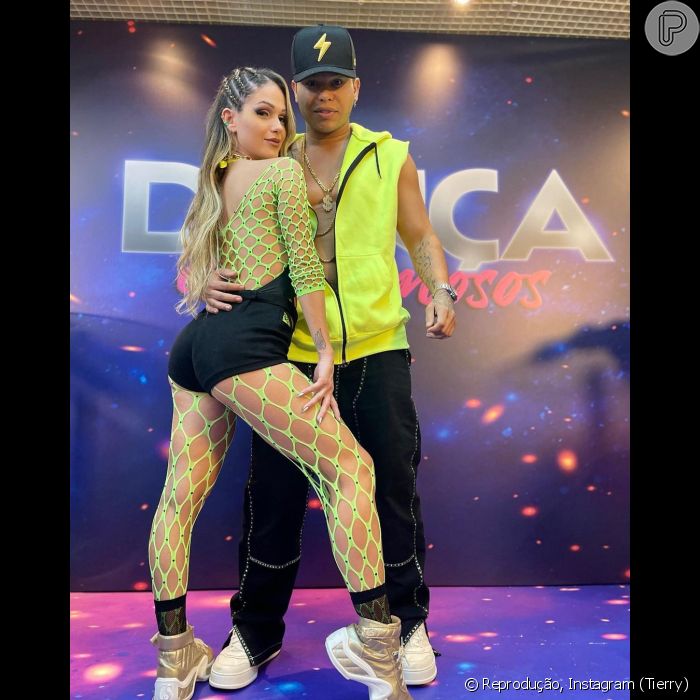 Tierry e Carla Bruno fazem coreografia de funk e dão beijão na frente ... Tierry e Carla Bruno fazem coreografia de funk e dão beijão na frente ...
