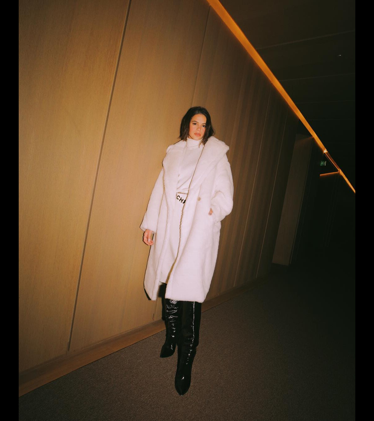 Foto: Casaco branco do tipo teddy deixa o look de inverno chique na ...