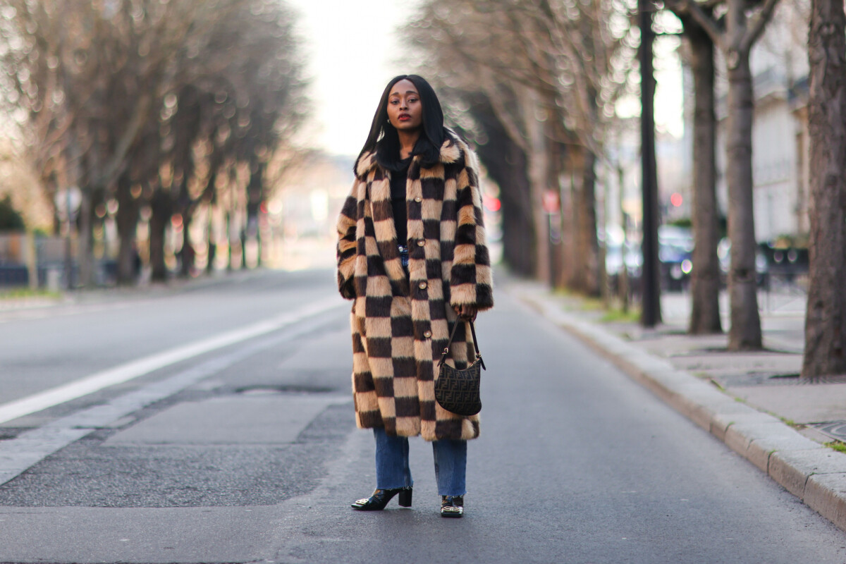 Foto: Casaco teddy marrom e bege quadriculado: essa peça é elegante ...