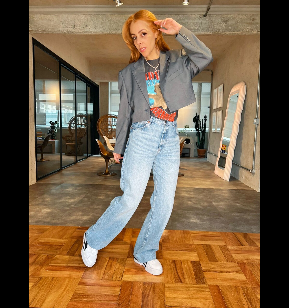 Foto: Consultora de moda, Anna Boogie usa calça jeans, camiseta de ...
