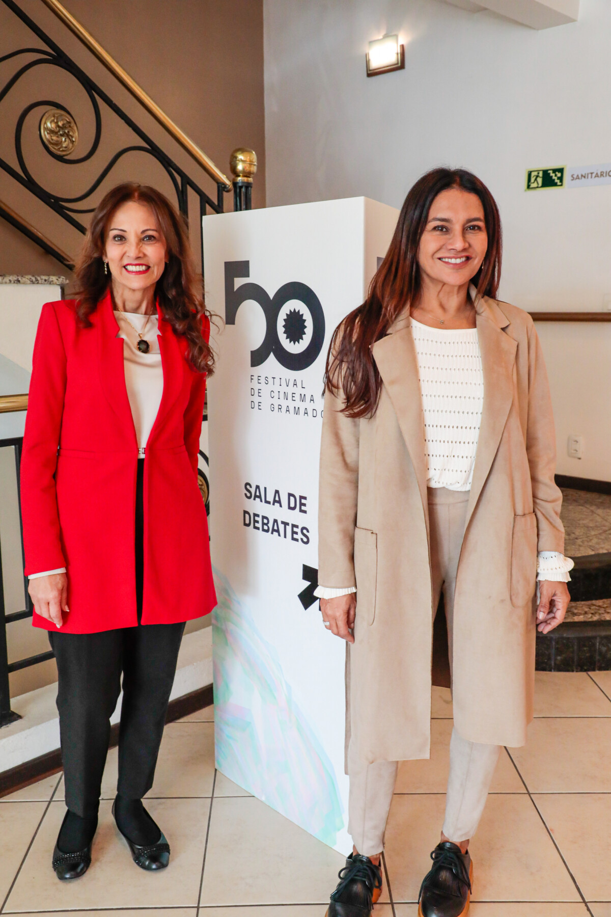 Foto: A presidente da GramadoTur, Rosa Helena Volk, posa com a atriz e ...