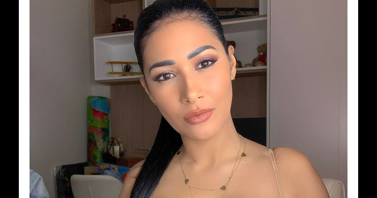 Simaria Mendes exibe decote em foto de lingerie - Purepeople