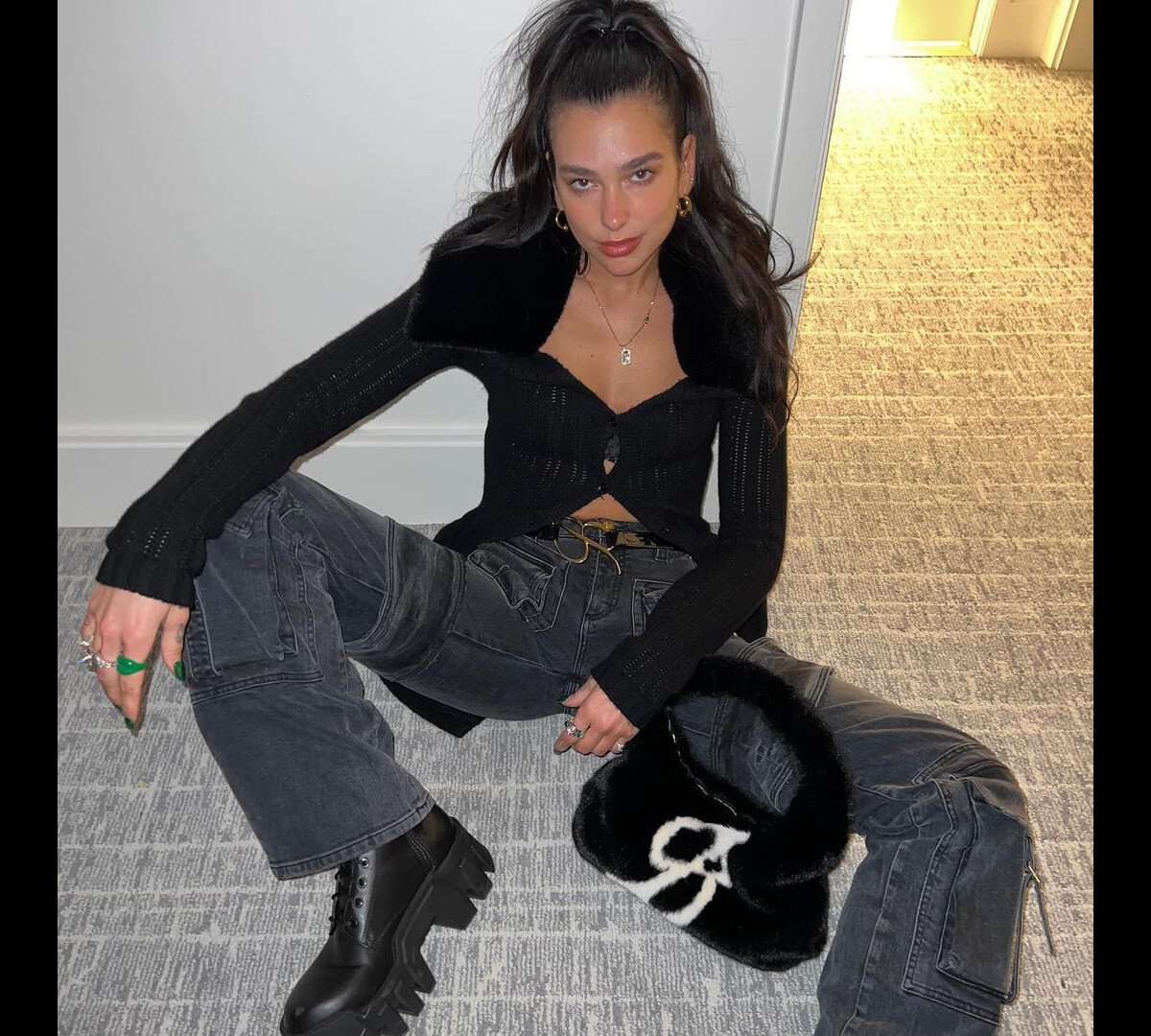 Foto: Dua Lipa ama calças com modelagem mais confortável e dispensa a ...