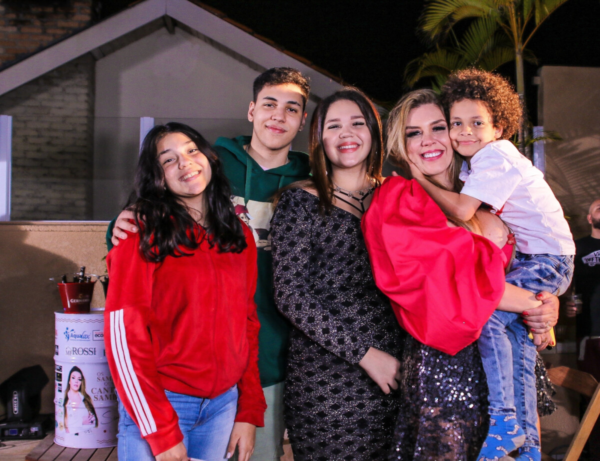 Foto: Simony tem 46 anos e é mãe de 4 filhos - Purepeople