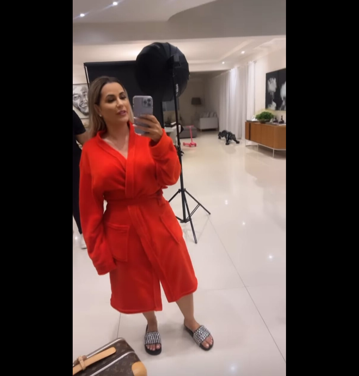 Foto: Deolane Bezerra surgiu de roupão durante ensaio de fotos - Purepeople