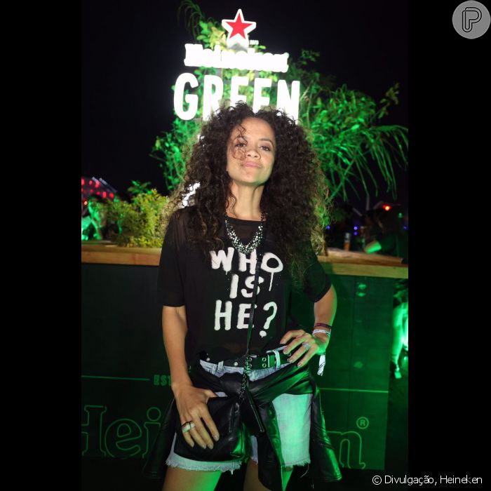 Look comfy e estiloso da atriz Aline Borges tinha jeans e t-shirt ...