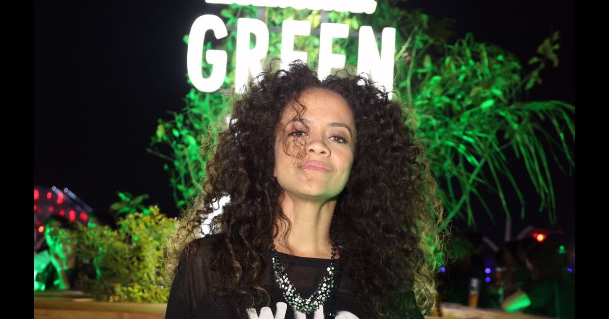 Look comfy e estiloso da atriz Aline Borges tinha jeans e t-shirt ...