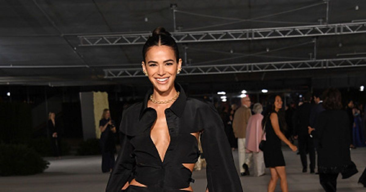 O look preto e superdecotado de Bruna Marquezine também tinha recortes ...