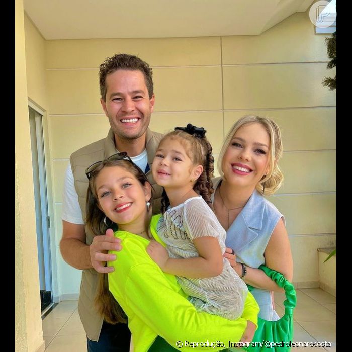Pedro Leonardo em foto com a mulher, Thais Gebelein, e as filhas, Maria ...