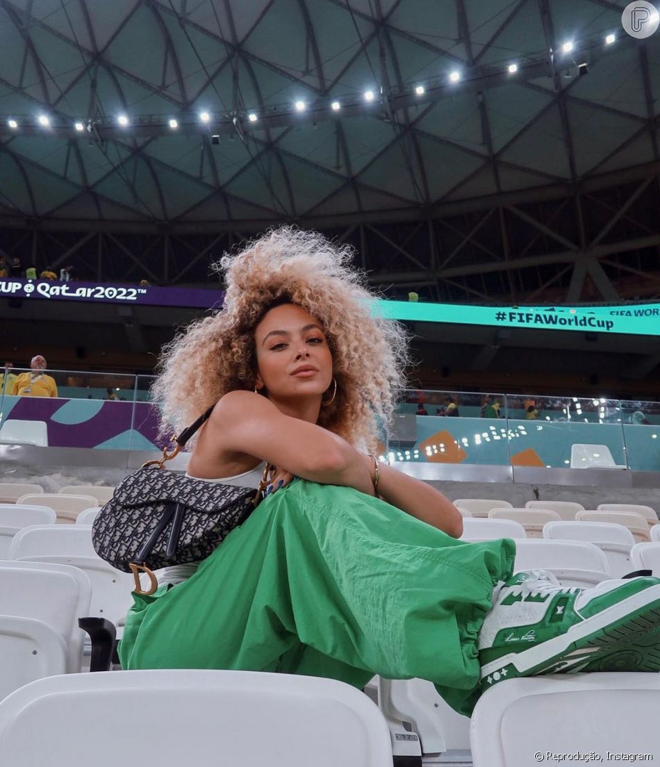 Affair de Vini Jr. assiste jogo do Brasil ao lado da família do jogador ...