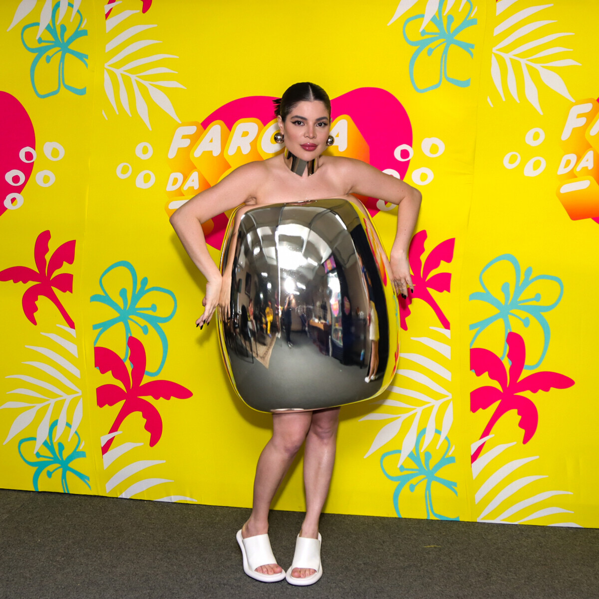 Foto: Gkay precisou de ajuda para vestir o look espelhado - Purepeople