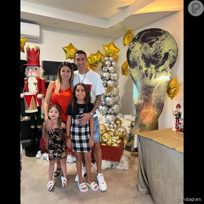 Di Maria, jogador da Seleção Argentina, posa com a mulher e as filhas e ...