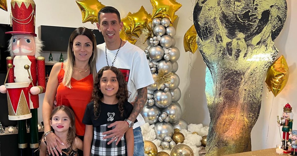 Di Maria, jogador da Seleção Argentina, posa com a mulher e as filhas e ...