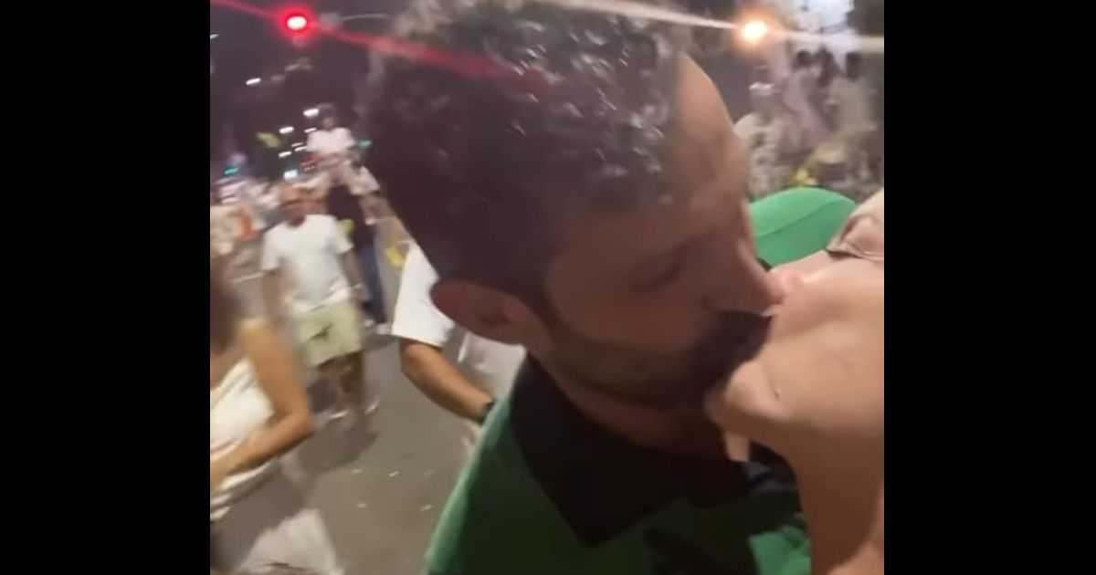 Bárbara Borges e Iran Malfitano dão beijão em primeiro Réveillon juntos após 'A Fazenda ...