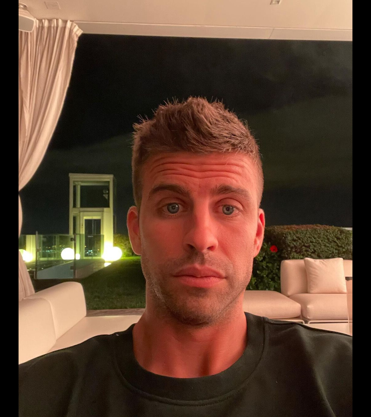 Foto: Nas imagens, Piqué aparece sentando enquanto muitos torcedores ...