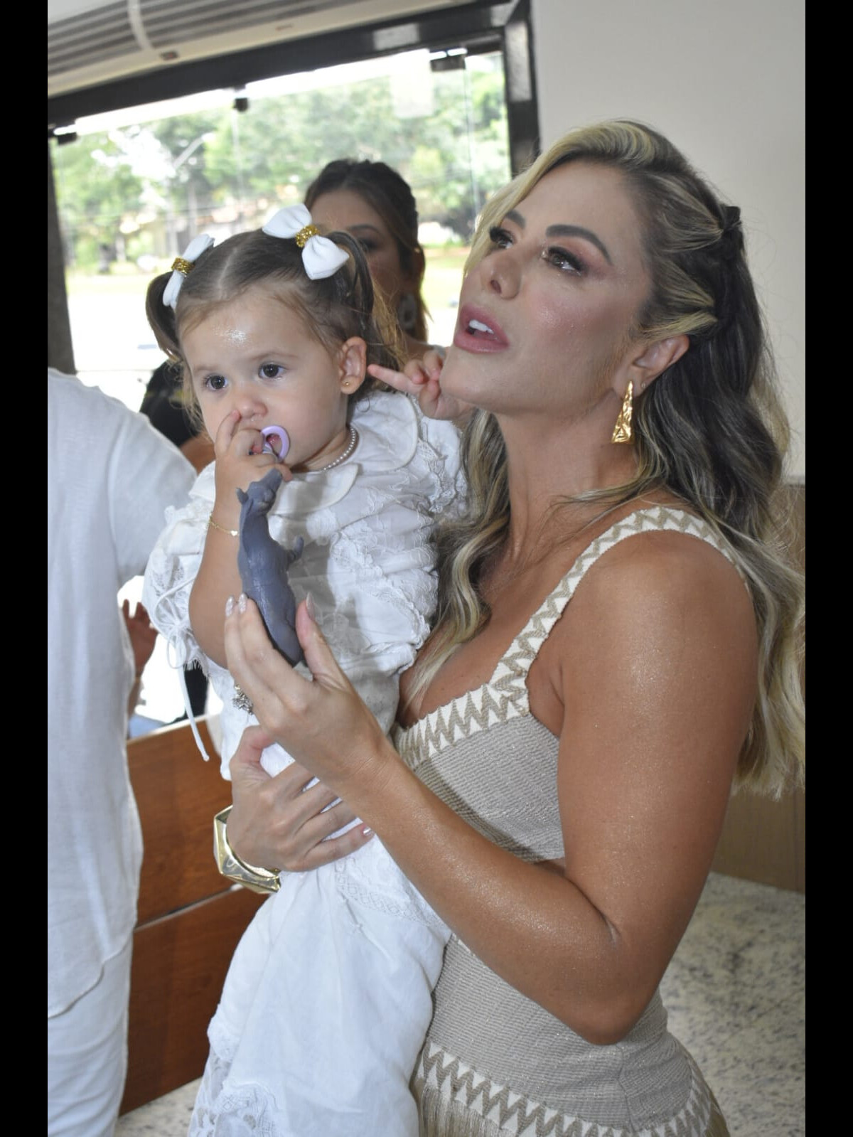 Foto: Poliana Costa, mãe de Zé Felipe, com a neta Maria Alice - Purepeople