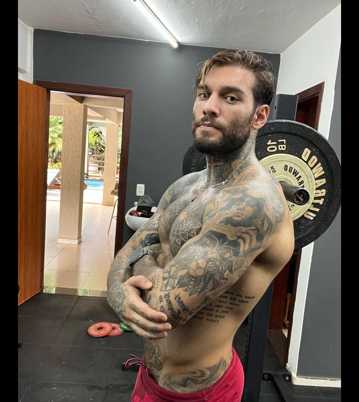 Foto: Lucas Lucco costumava ostentar músculos em fotos na web - Purepeople