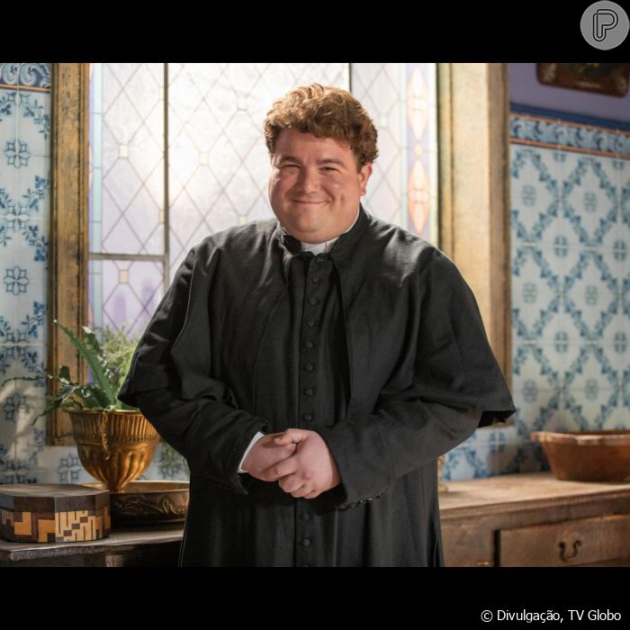 Padre Donato (Bernardo Berro) é quem faz as comidas para Marcelino ...