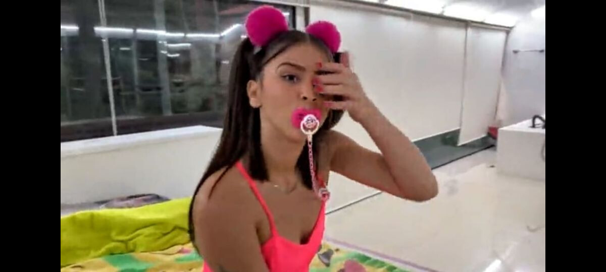 Foto Mc Pipokinha Também Apareceu Vestida De Criança Em Um Vídeo