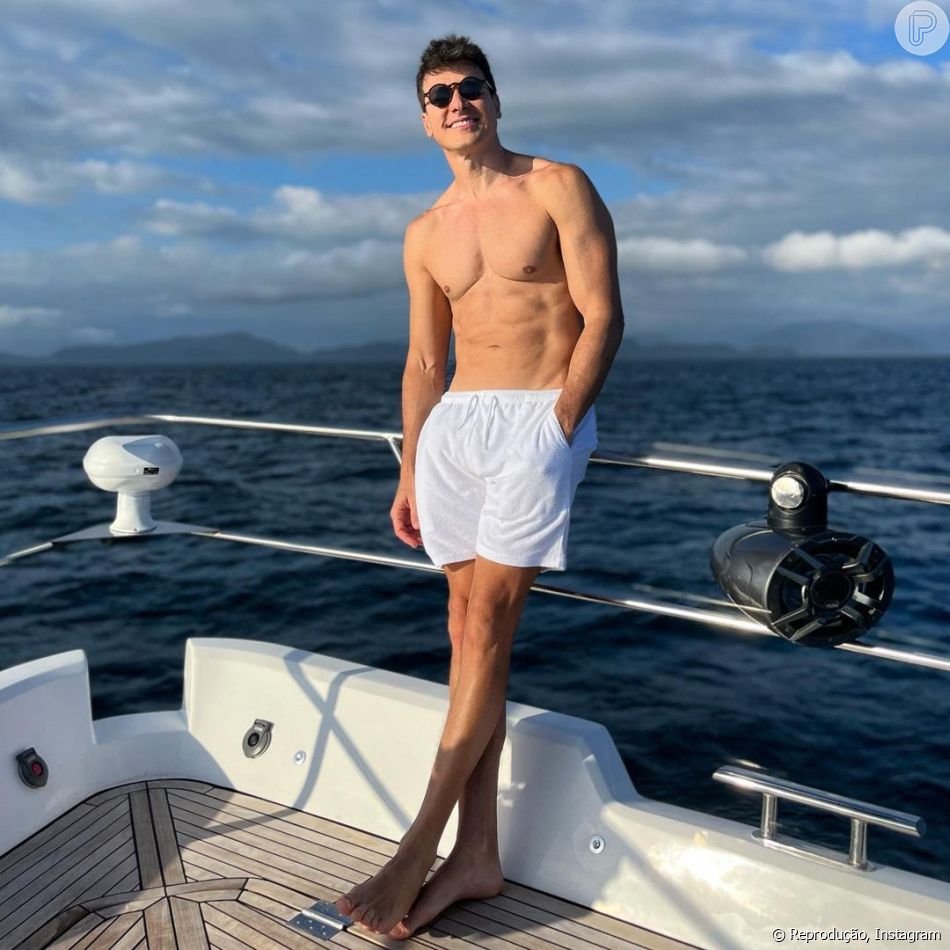 Rodrigo Faro: de cropped, apresentador exibe barriga tanquinho e sofre ...