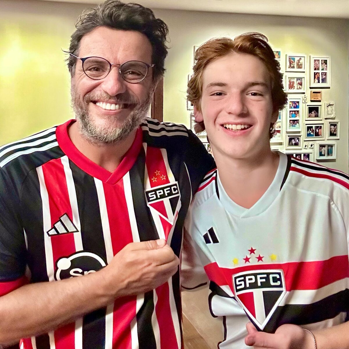 Foto: O filho adolescente de Rodrigo Lombardi roubou a cena pela beleza ...