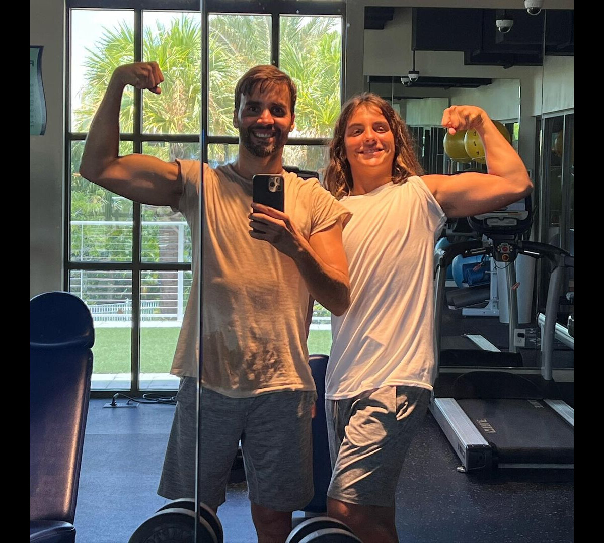 Foto: Daniel Cady exibe braço musculoso com o filho, Marcelo - Purepeople