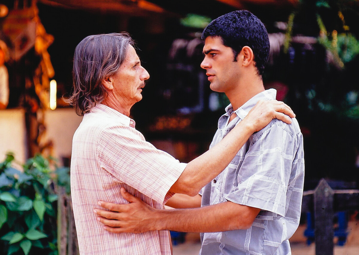 Foto: Tito (Eduardo Moscovis) salva uma das gêmeas, sem saber se é Ruth ...