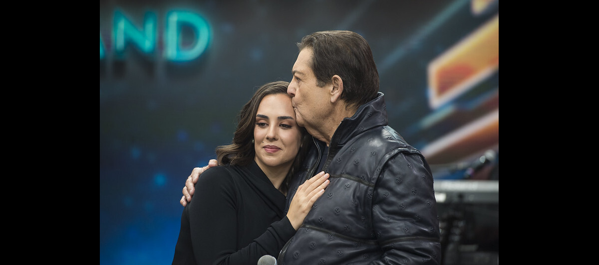 Foto: Fausto Silva beija a filha Lara durante o último programa de TV ...