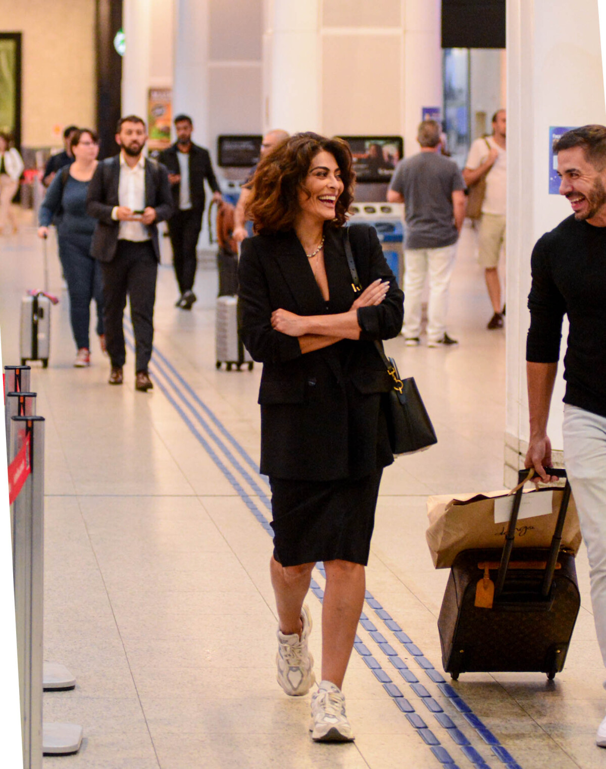 Foto: Juliana Paes conversa com fãs e esbanja simpatia ao usar aerolook ... Foto: Juliana Paes conversa com fãs e esbanja simpatia ao usar aerolook ...