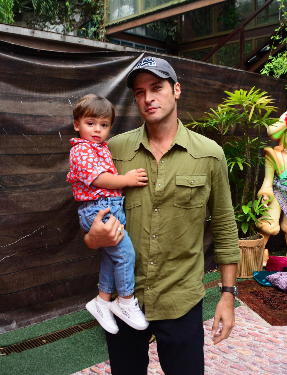 Foto: Leandro Lima com o filho caçula no aniversário de Clara Maria ...