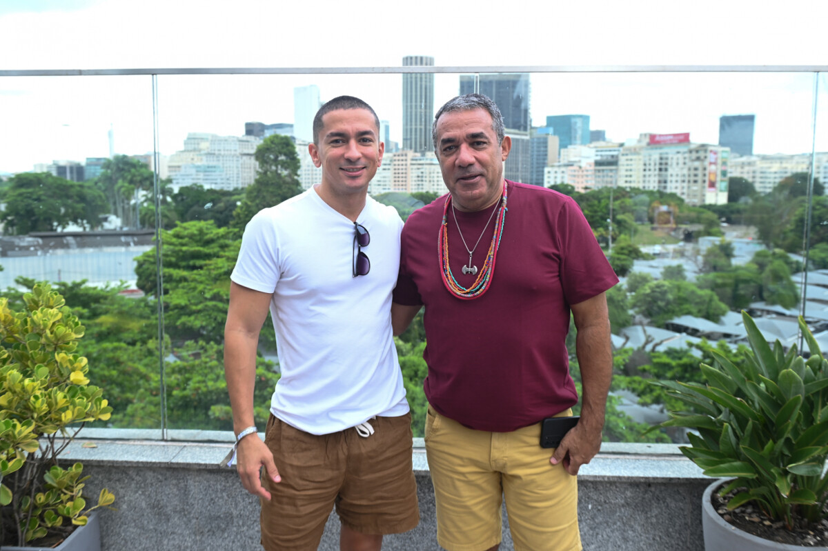 Foto: Pai de Anitta esteve na concetração do bloco de carnaval da filha ...