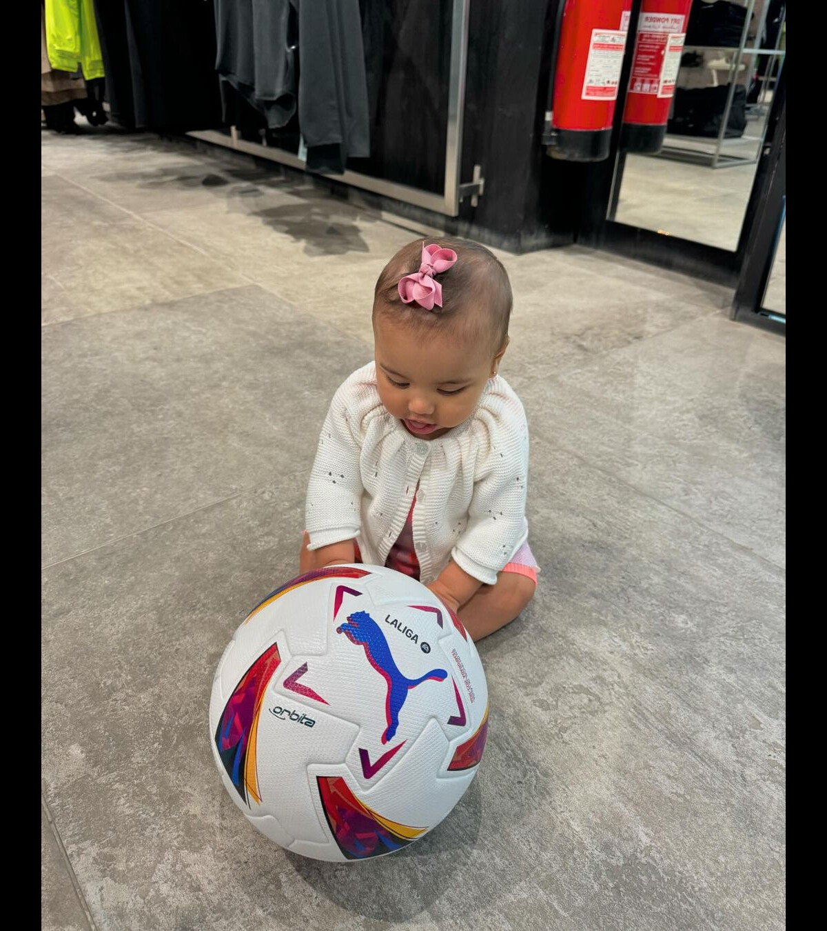 Foto: Filha de Neymar aparece brincando com uma bola em foto publicada ...