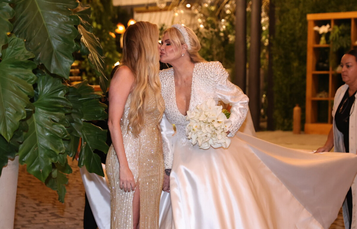 Foto: Bárbara Evans e a mãe, Monique Evans, trocaram 'selinho' no ...