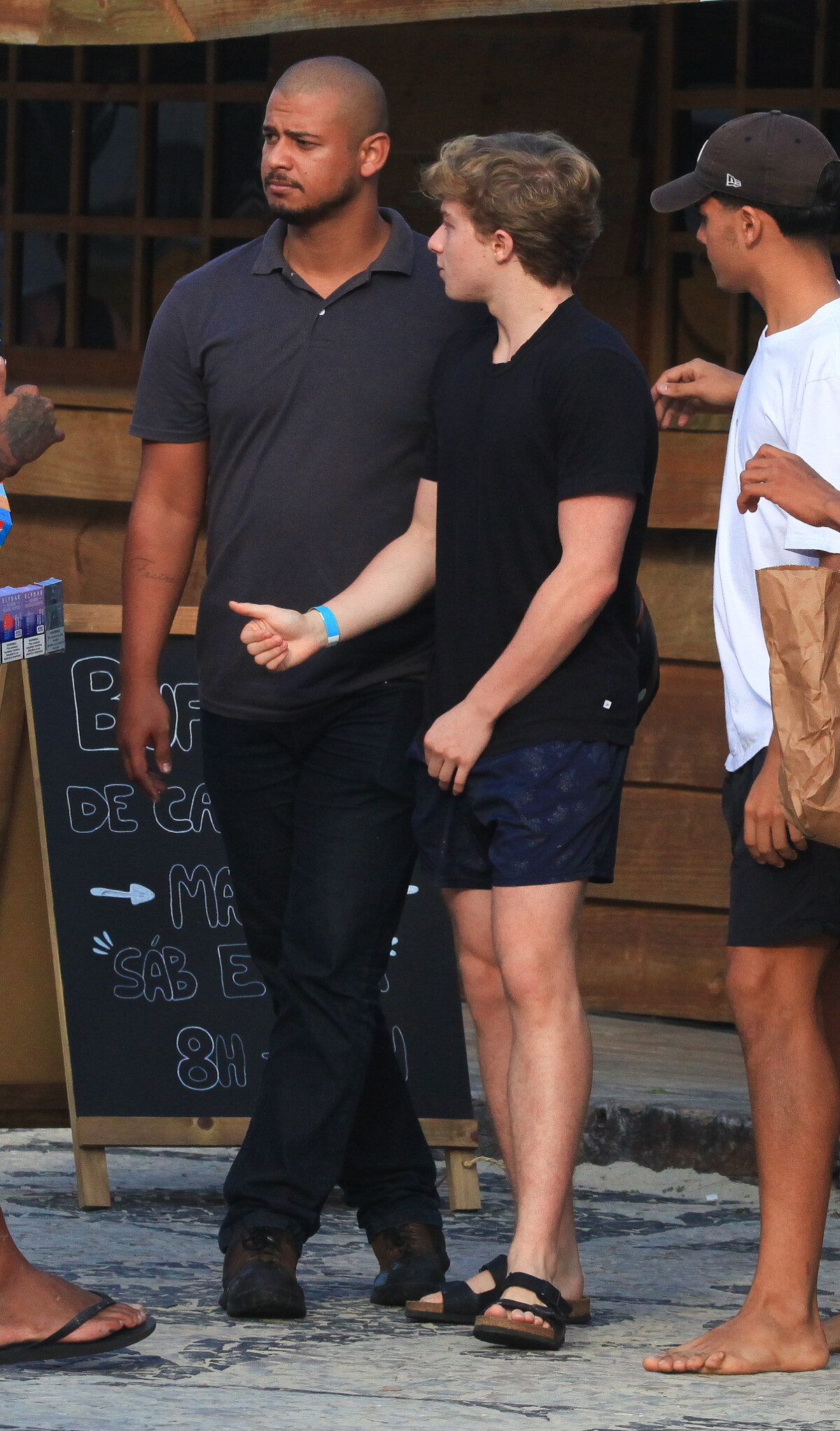 Foto: Benício Huck estava vestindo apenas uma camiseta simples, short ...