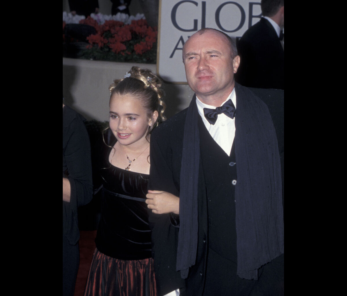 Foto: Lily Collins é filha de Phil Collins - Purepeople