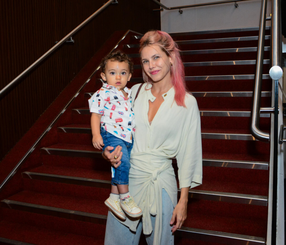 Foto: Louise D'Tuani chegou ao teatro com o filho Caetano, 1 ano ...