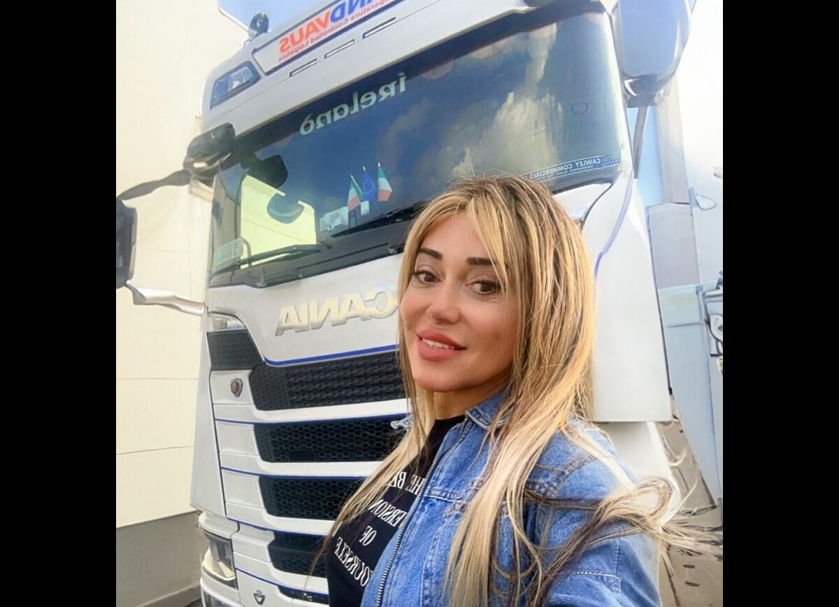 Foto: Marcela Porto, conhecida como Mulher Abacaxi, também é ...