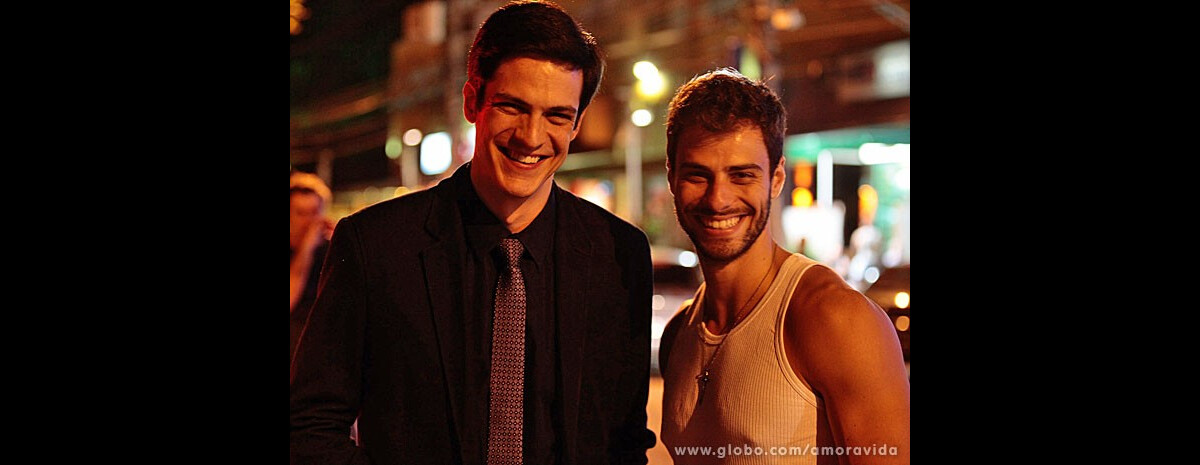 Foto: Mateus Solano e Lucas Malvacini posam para foto no intervalo das ...